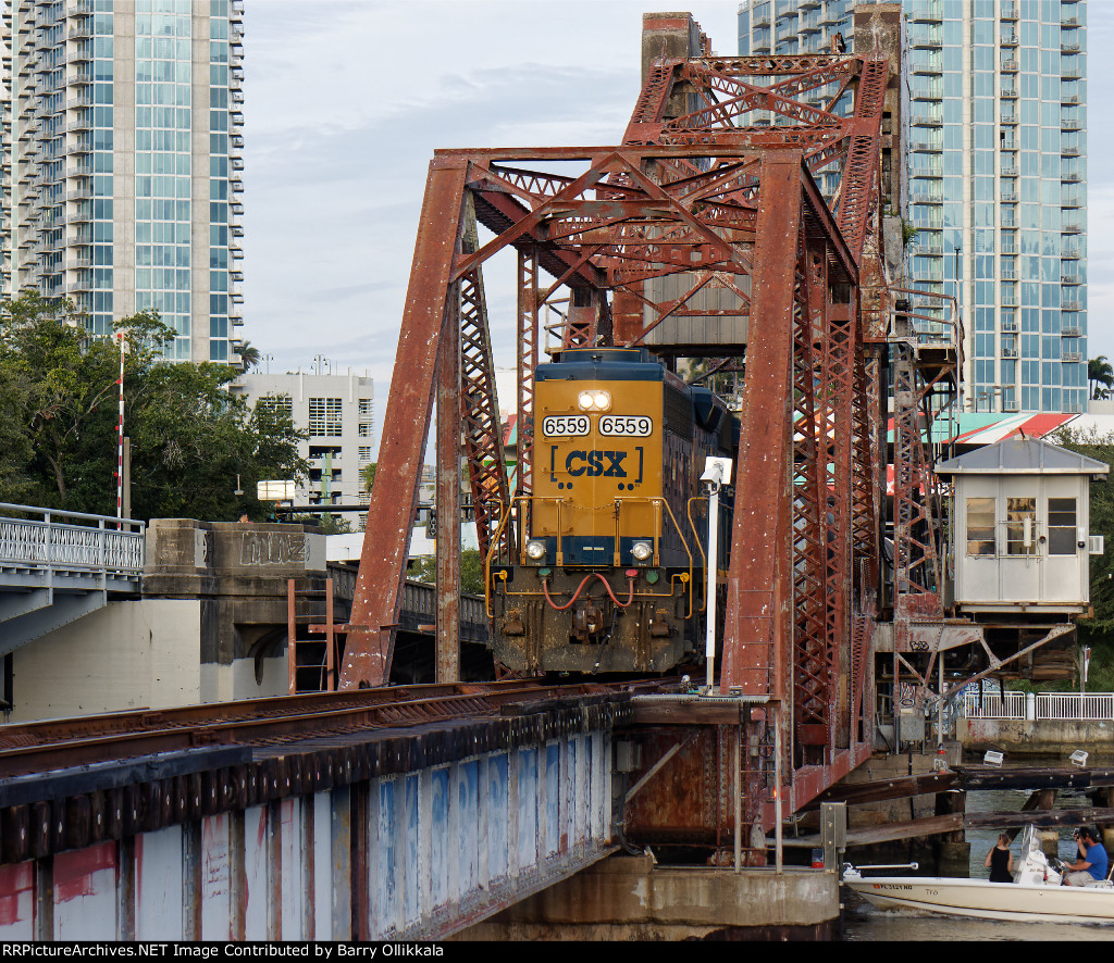 CSX 6559 coming through Cass St bascule bridge